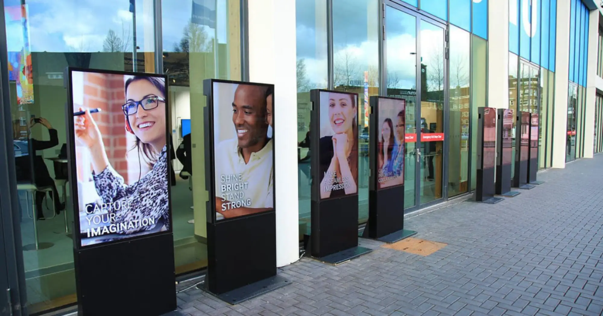 Cara Kerja Digital Signage: Panduan Lengkap & Manfaatnya - GSI Indonesia